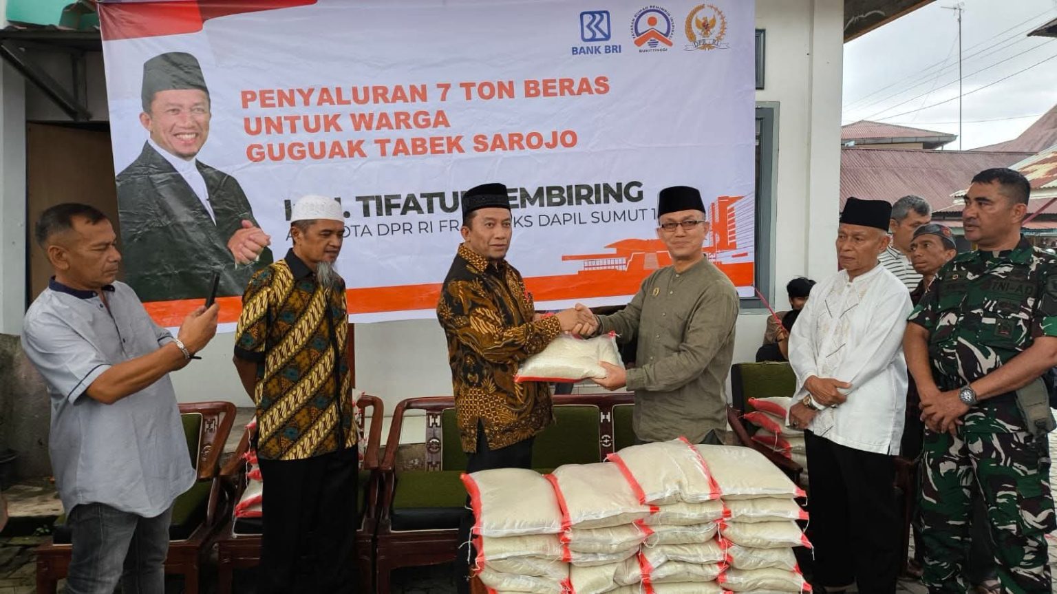 Tifatul Sembiring Serahkan 27 Ton Beras untuk Korban Bencana Agam dan ...